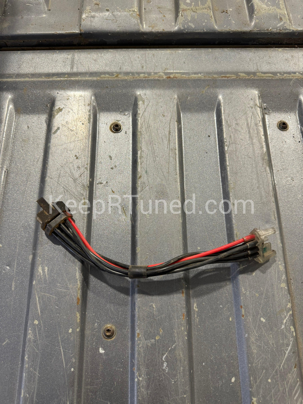 Vacuum Line Pigtail Connector For AC Controls – KeepRTuned